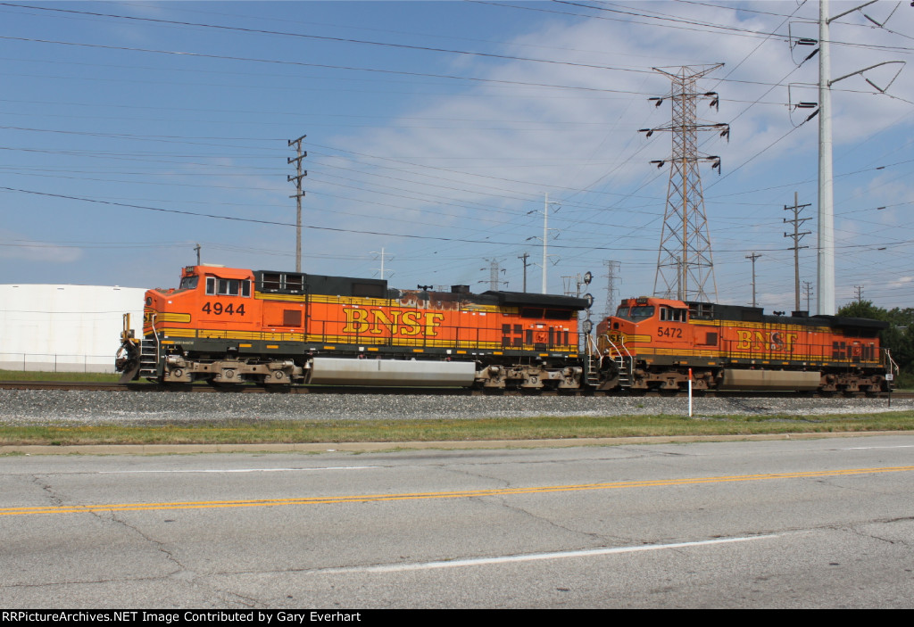 BNSF 4944 and BNSF 5472 - Burlington Northern Santa Fe